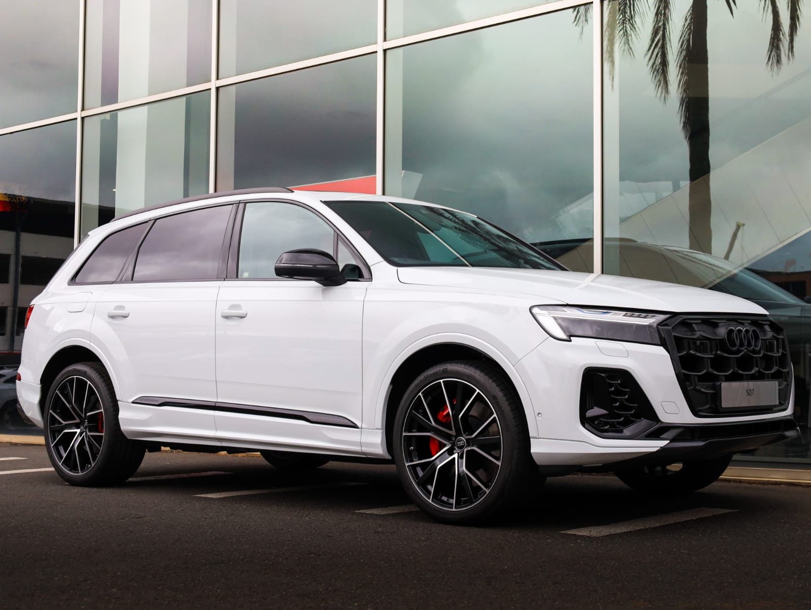 2025 Audi SQ7 TFSI Quattro Tip Black Edition 373kW Q2FyTGlzdGluZzo0Mjg5NzI R2488300 | Avo Auto