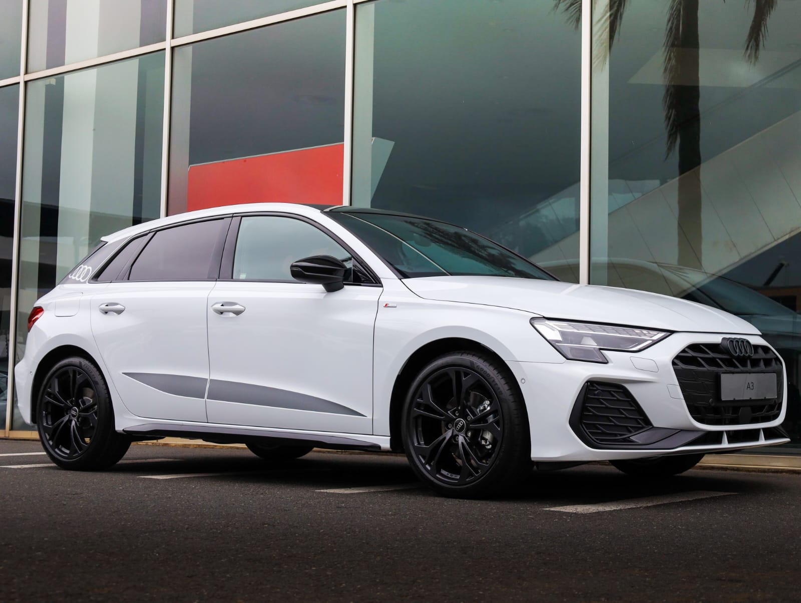 2025 Audi A3 Sportback 35 TFSi Black Edition Q2FyTGlzdGluZzo0MzUwODA ...