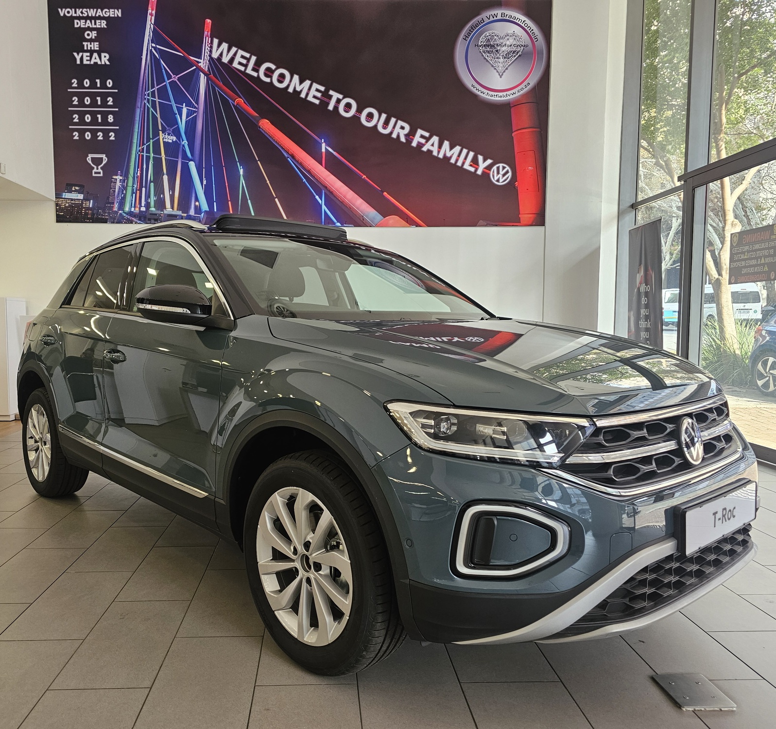 2025 Volkswagen VW T-Roc TSI Design 110kW Q2FyTGlzdGluZzo0NDI1Mzc ...