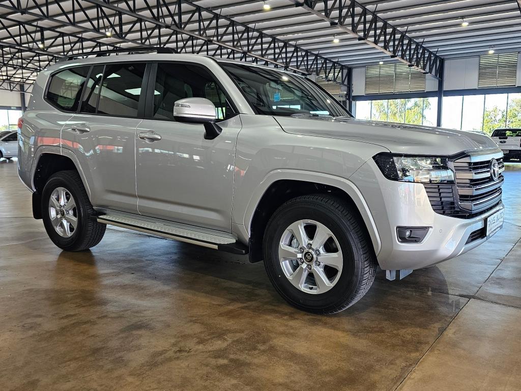 2025 Toyota Land Cruiser 300 V6 3.3D GX-R Q2FyTGlzdGluZzozOTM2NjY R1569995 | Avo Auto