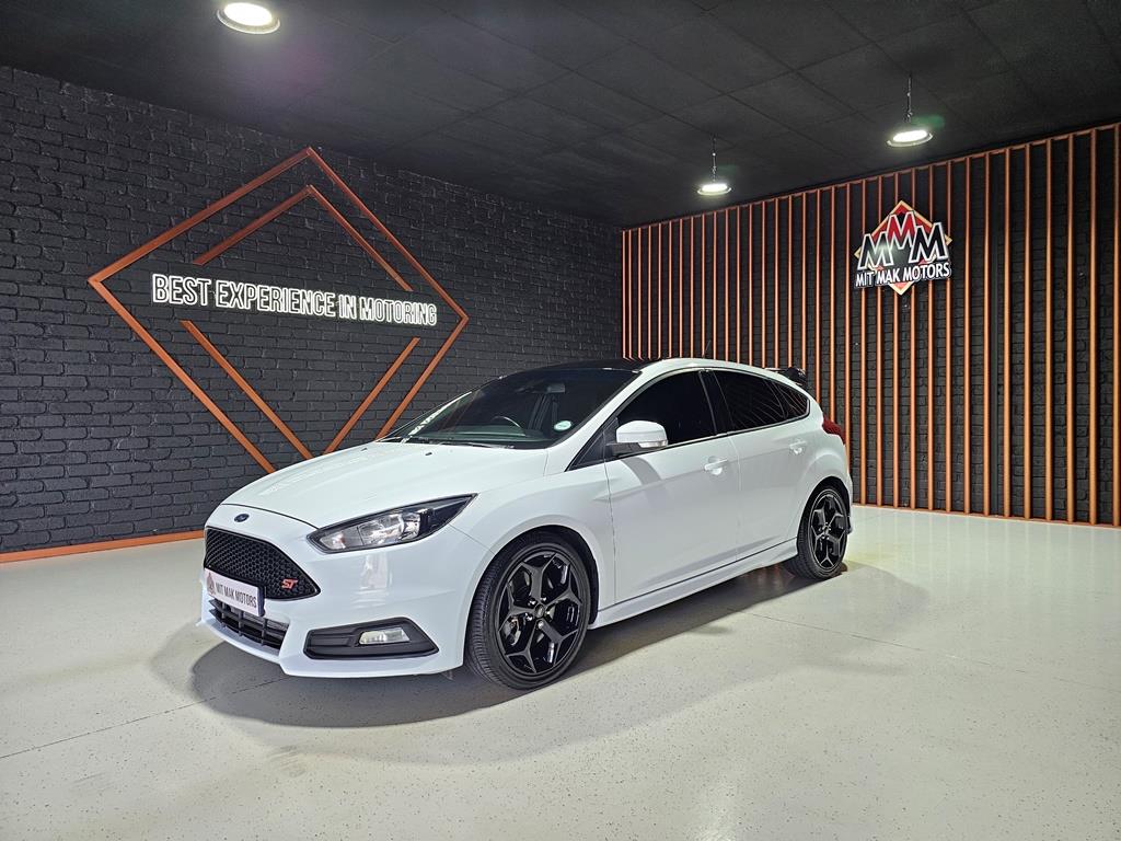 2018 Ford Focus 2.0 Ecoboost ST1 Q2FyTGlzdGluZzo0MDI4MDU R359900 | Avo Auto