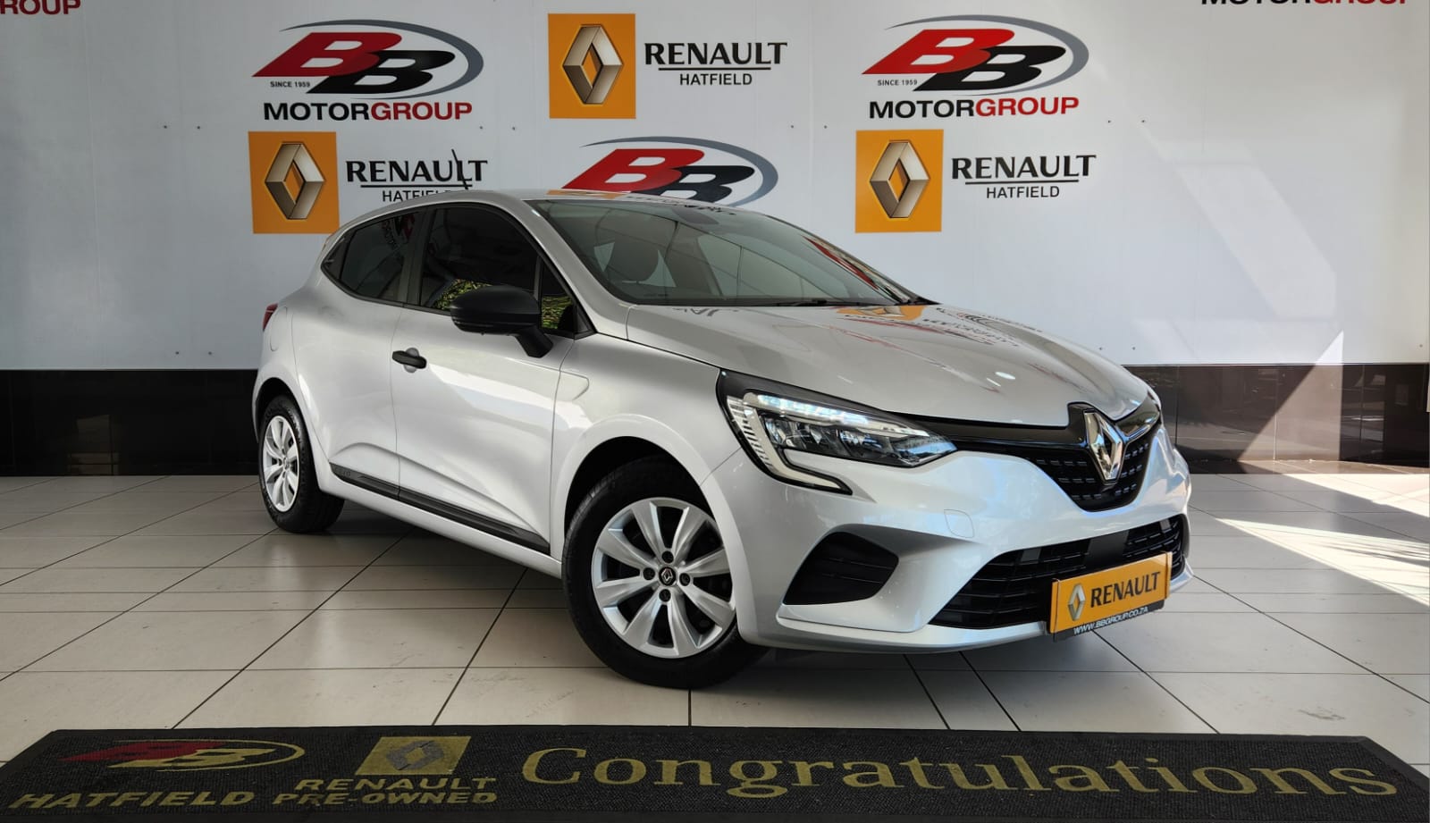 2025 Renault Clio V 1.0T Life Q2FyTGlzdGluZzo1MDAyODE R239500 | Avo Auto