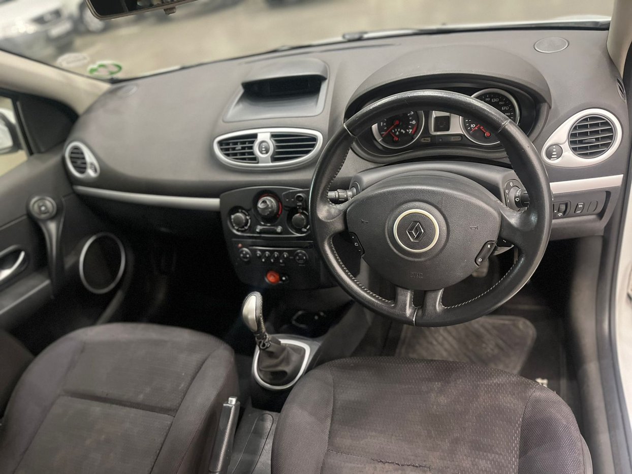 2006 Renault Clio II 1.6 Dynamique 3 Door Q2FyTGlzdGluZzo0NzI5NTE ...