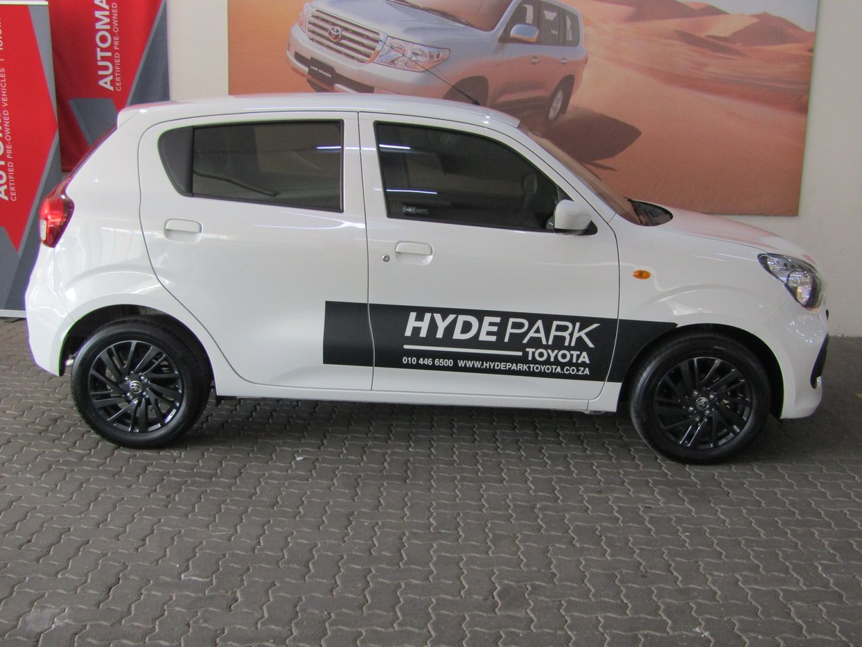 2024 Toyota Vitz 1.0 XR Auto Q2FyTGlzdGluZzozNTI1NDI R219995 | Avo Auto