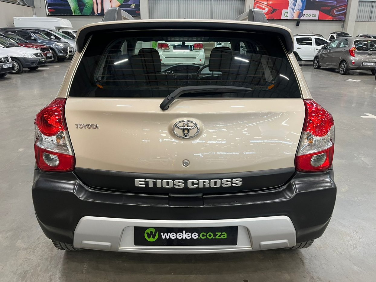 2015 Toyota Etios Cross 1.5 Xs Hatch Q2FyTGlzdGluZzo1OTc5OTI R127900 ...