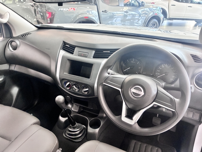 2026 Nissan Navara 2.5 DDTi XE Q2FyTGlzdGluZzo2MjUzNTQ R415000 | Avo Auto